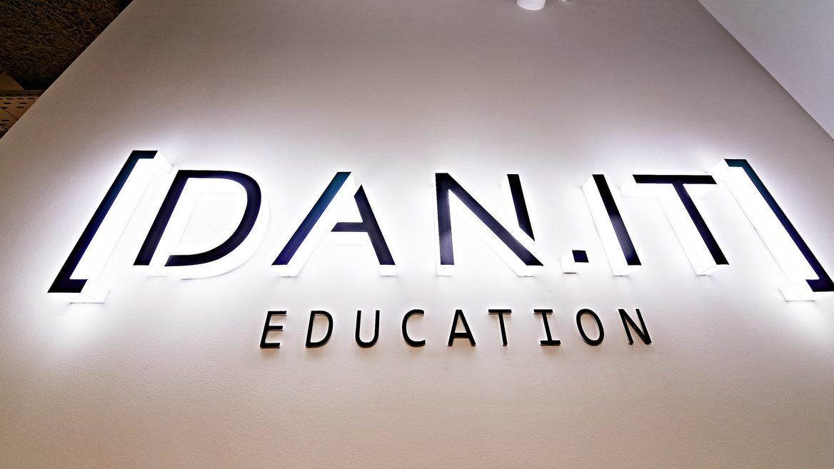 DAN.IT видасть 100 стипендій для волонтерів, які хочуть опанувати IT ...